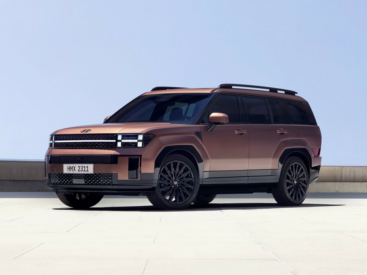 Сравнение Audi SQ6 Sportback e-tron и Hyundai Santa Fe по ...