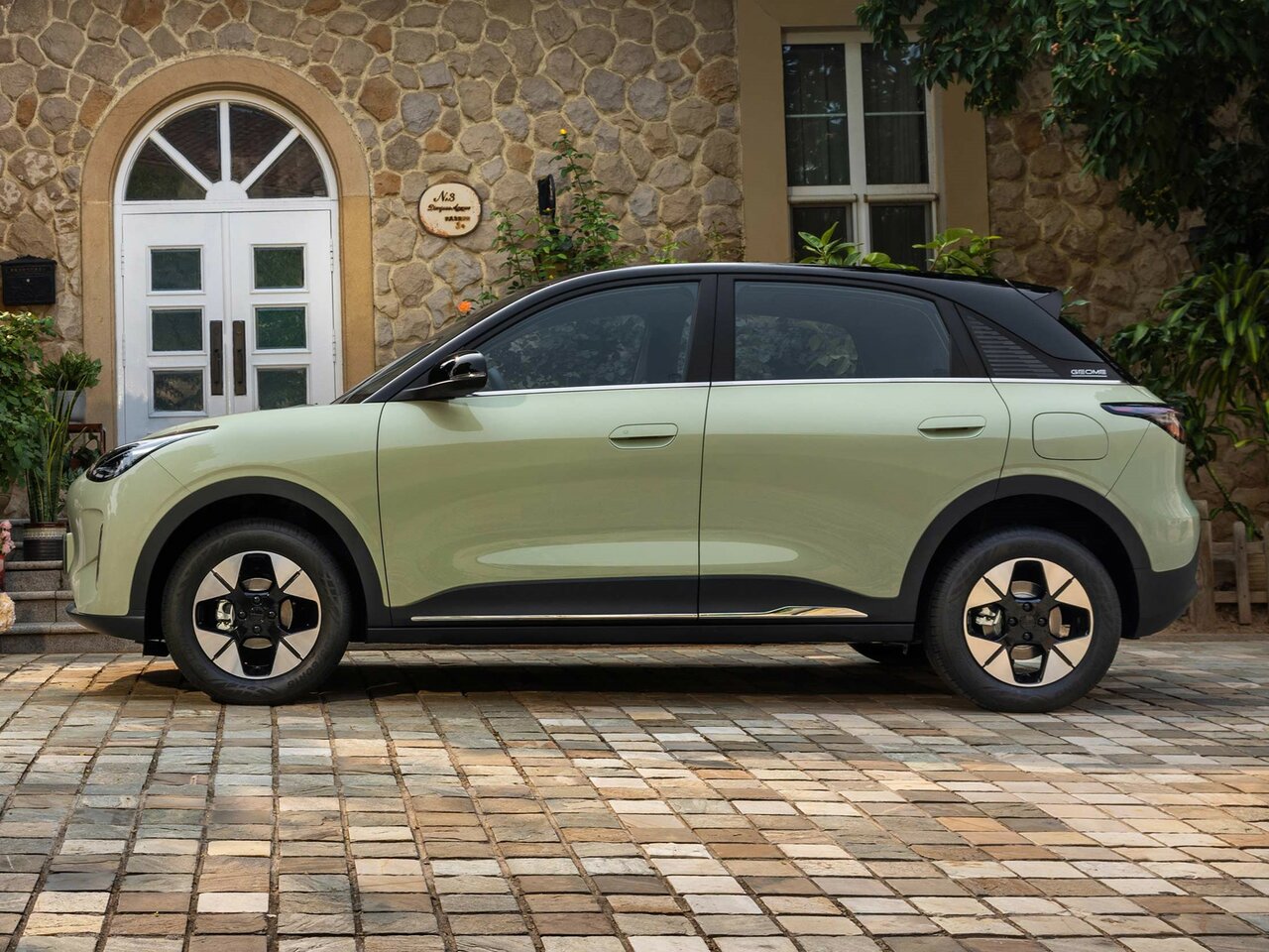 Сравнение BAIC EX5 и Geely Geome Xingyuan по характеристикам, стоимости ...