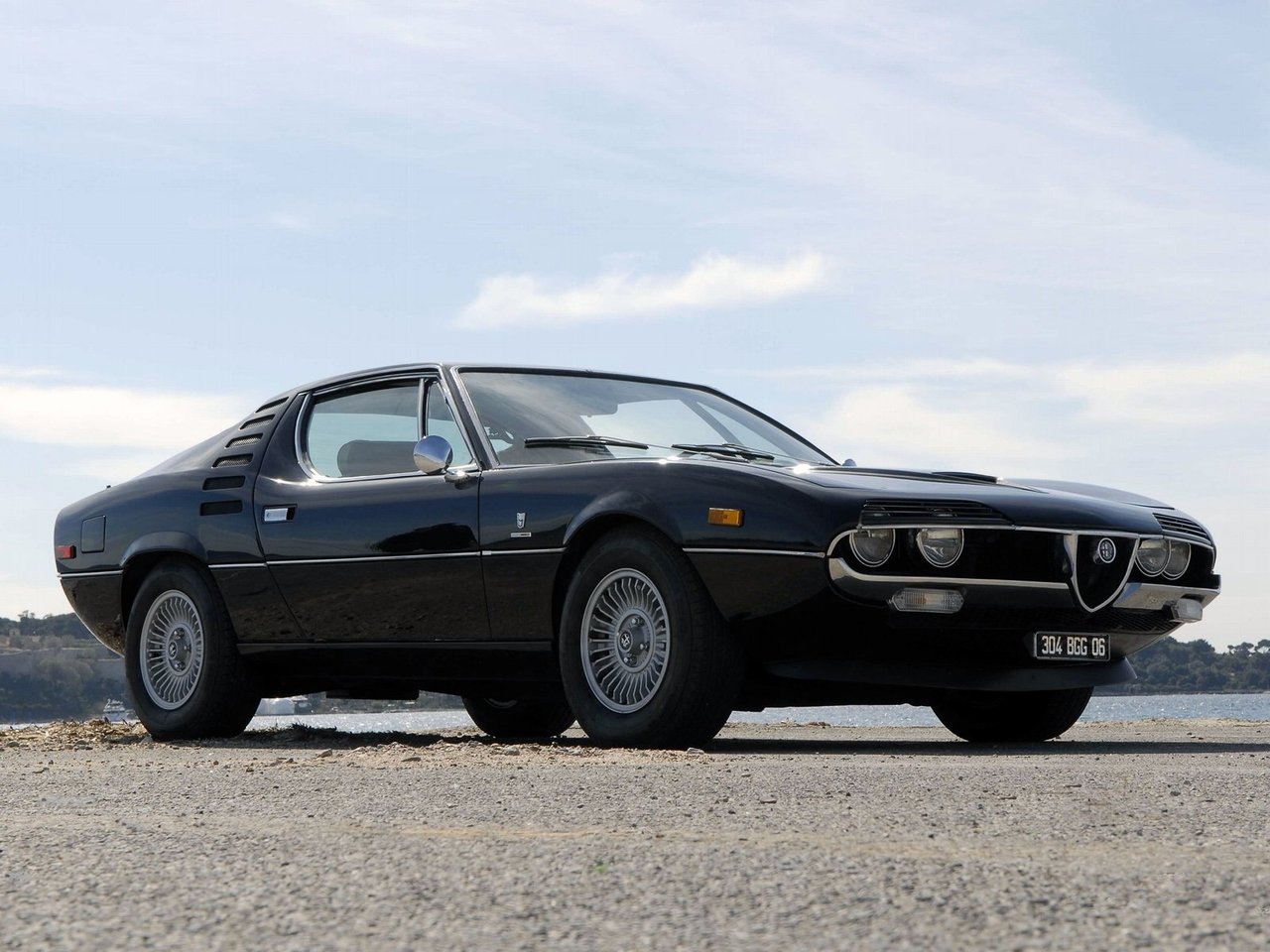 Сравнение Alfa Romeo Montreal и Bugatti W16 Mistral по характеристикам ...