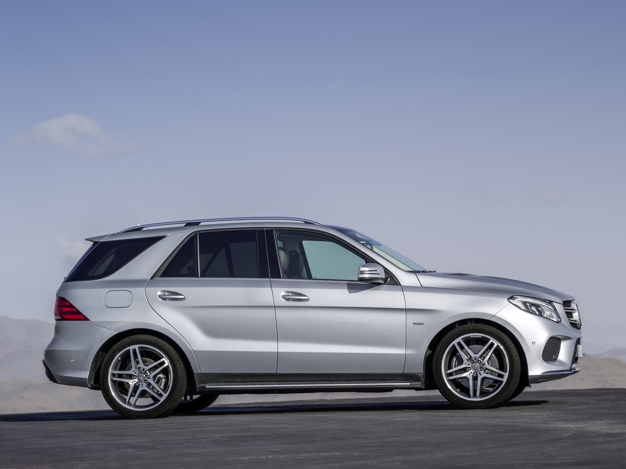 Сравнение Luxeed R7 и Mercedes-Benz GLE 450 AMG по характеристикам, стоимости покупки и ...