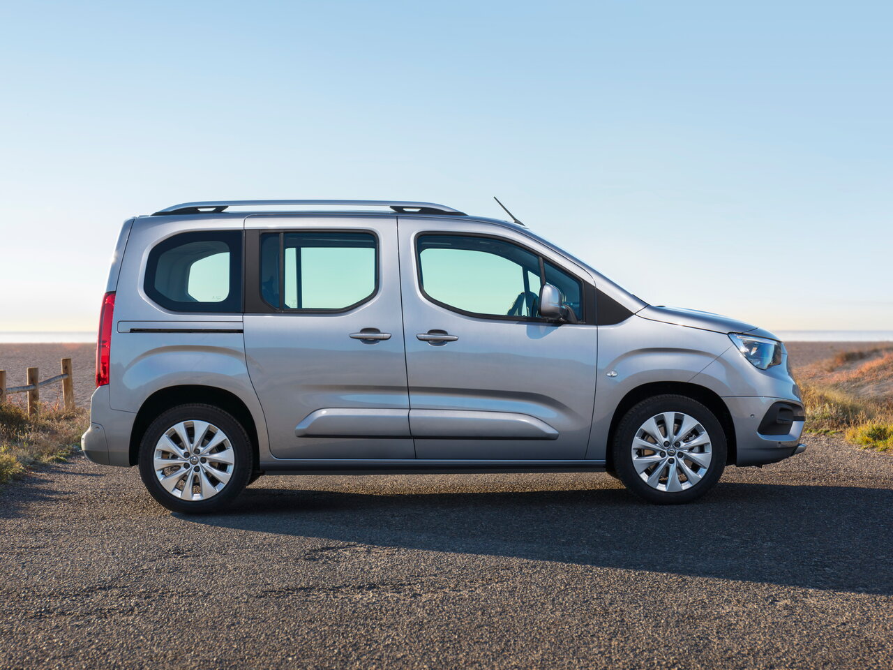 Сравнение Citroen SpaceTourer XS и Opel Combo e Life по характеристикам ...