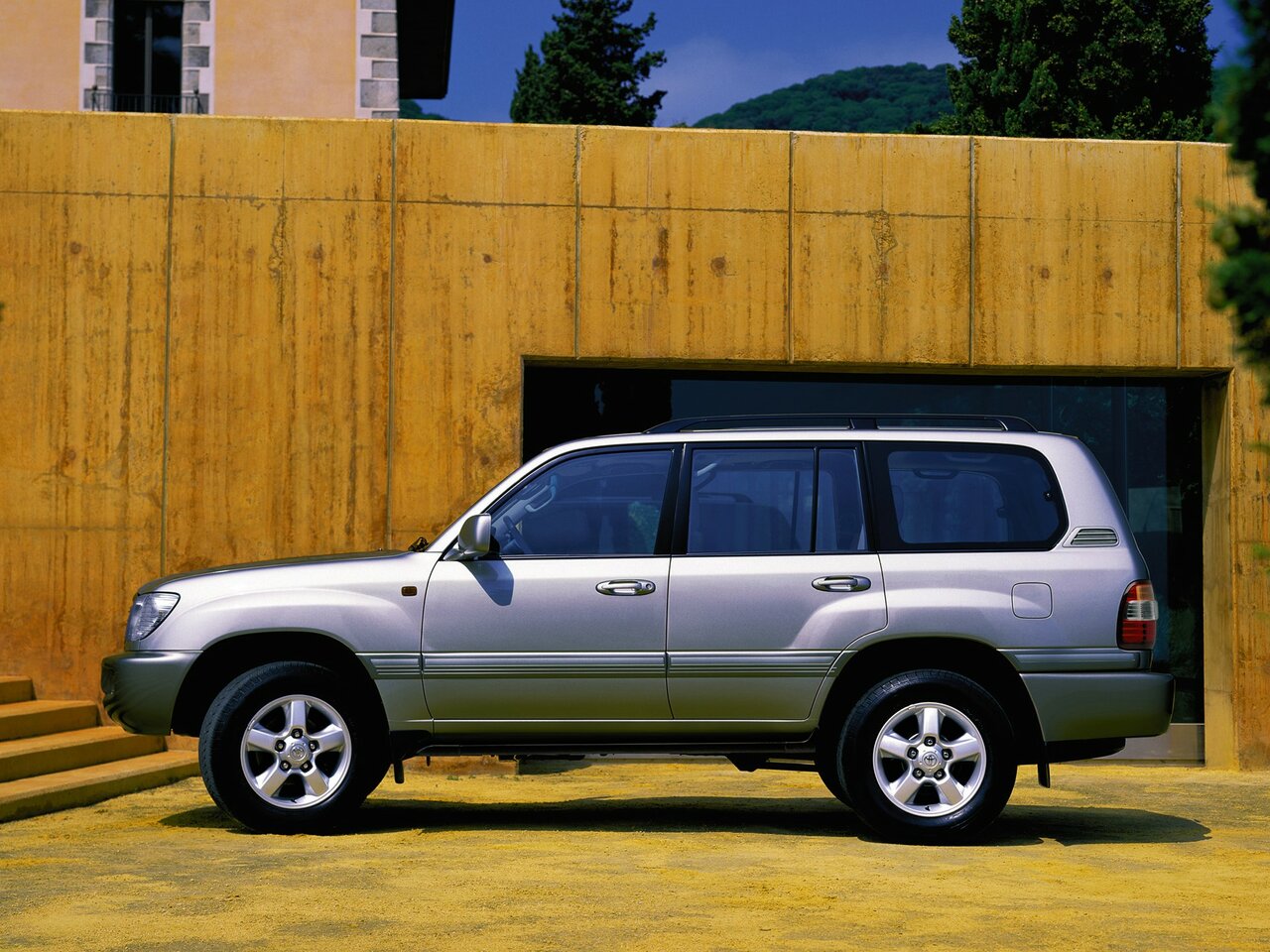 Сравнение Land Rover Defender Octa и Toyota Land Cruiser 105 по ...