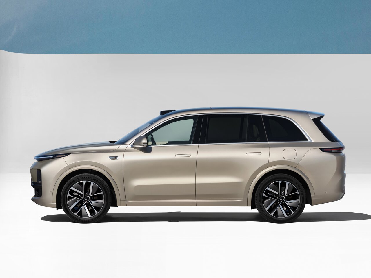 Сравнение Li Auto L7 и Li Auto L8 по характеристикам, стоимости покупки ...