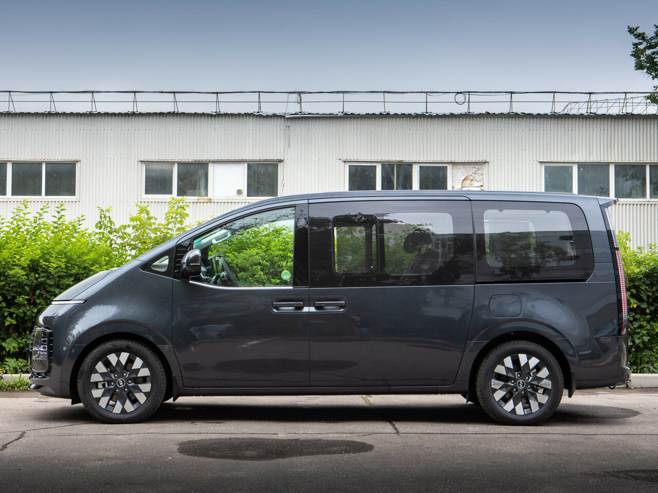 Сравнение Citroen SpaceTourer XS и Hyundai Staria по характеристикам ...