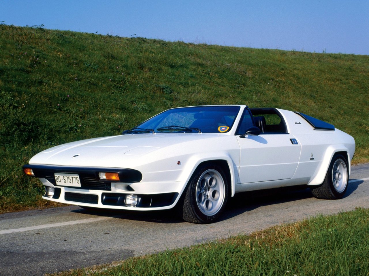 Сравнение Bitter Type 3 и Lamborghini Silhouette по характеристикам ...