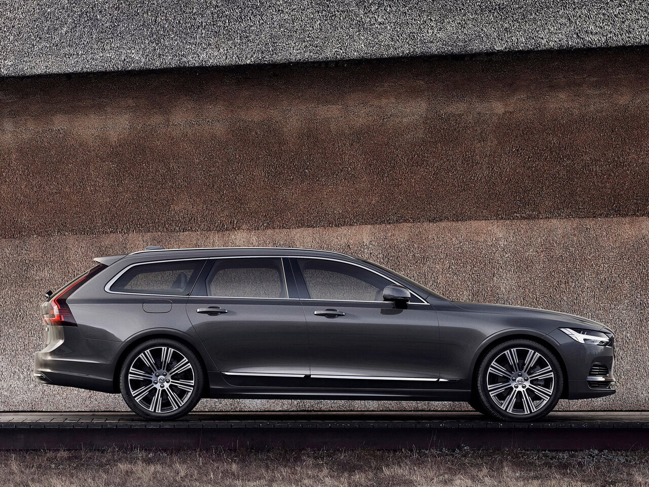 Сравнение Nissan N7 и Volvo V90 по характеристикам, стоимости покупки и ...