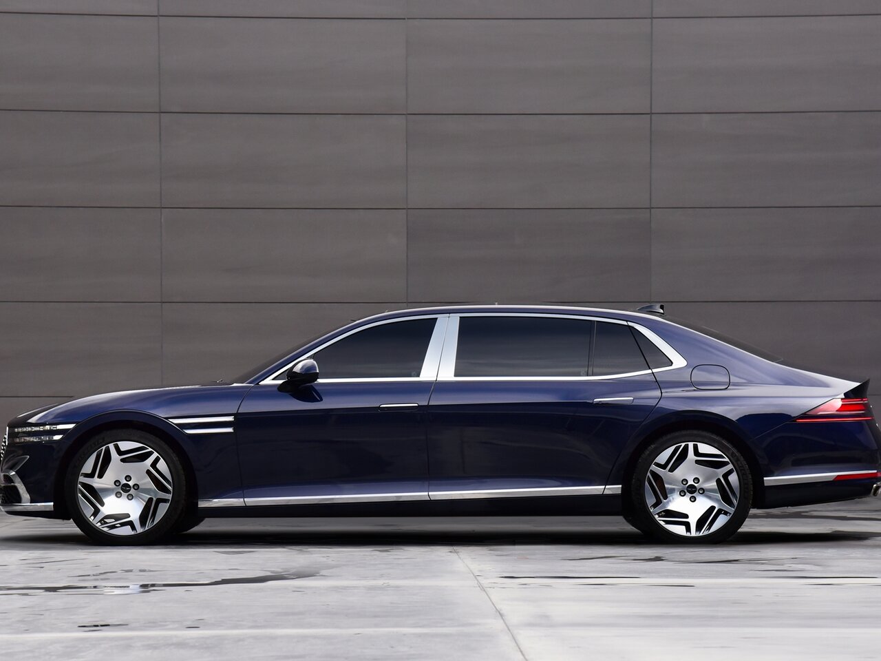 Сравнение Bentley Turbo R и Genesis G90 Limousine по характеристикам ...