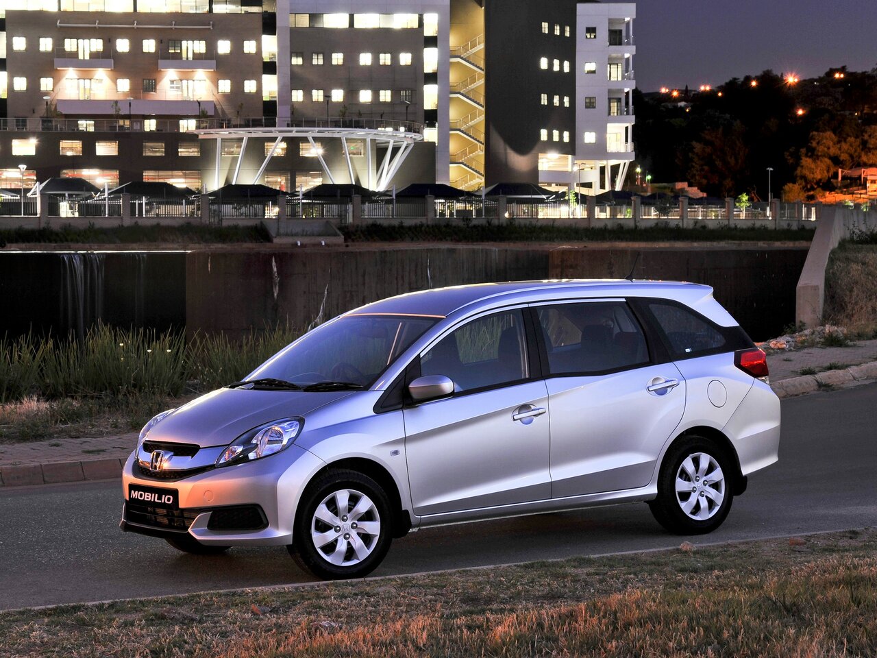 Сравнение Buick GL8 PHEV и Honda Mobilio по характеристикам, стоимости покупки и обслуживания ...