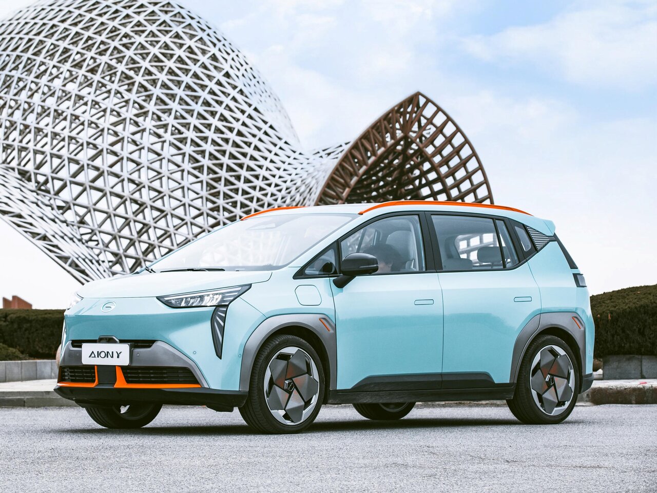 Сравнение GAC Aion Y и Mercedes-Benz A-Класс 160 L по характеристикам ...