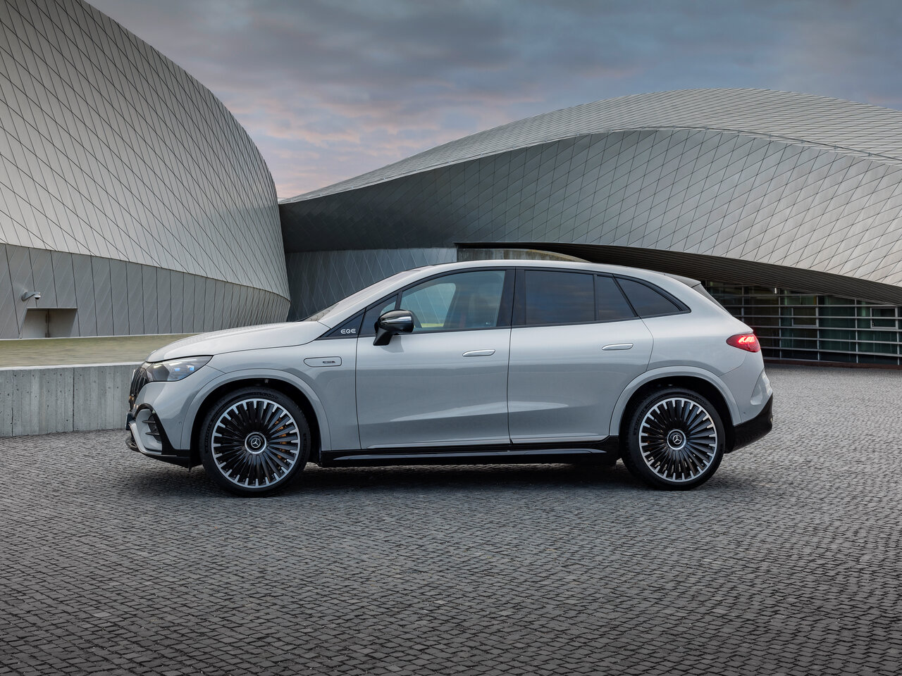 Сравнение Buick Envision S и Mercedes-Benz EQE SUV AMG по ...