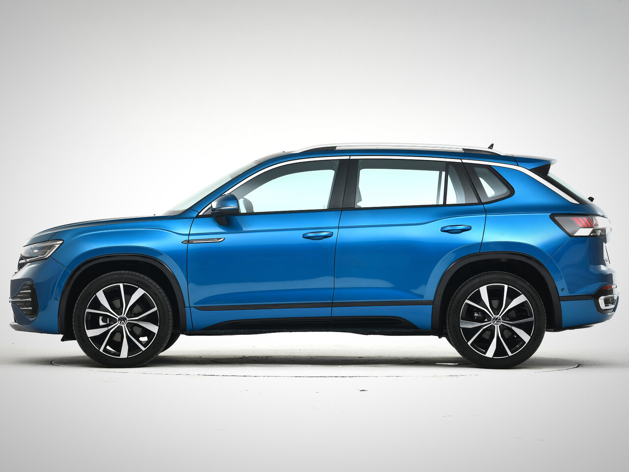 Сравнение Nissan Note Aura Nismo e-Power 4WD и Volkswagen Tayron GTE по ...