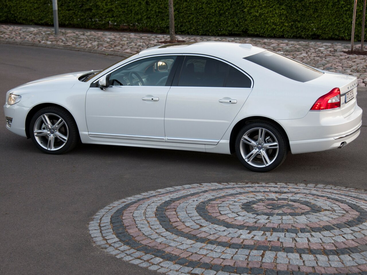 Сравнение Audi SQ6 Sportback e-tron и Volvo S80 по характеристикам ...