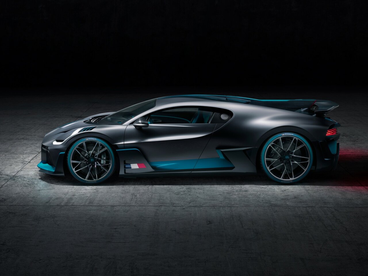Сравнение Brabus Rocket GTS и Bugatti Divo по характеристикам ...