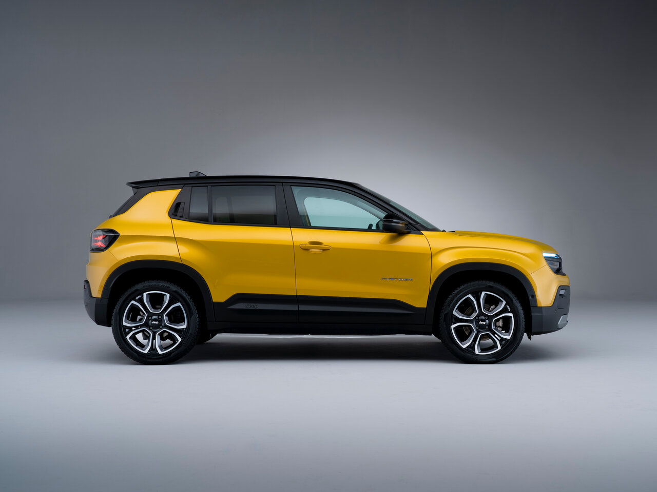 Сравнение Geely Cowboy и Jeep Avenger EV по характеристикам, стоимости ...