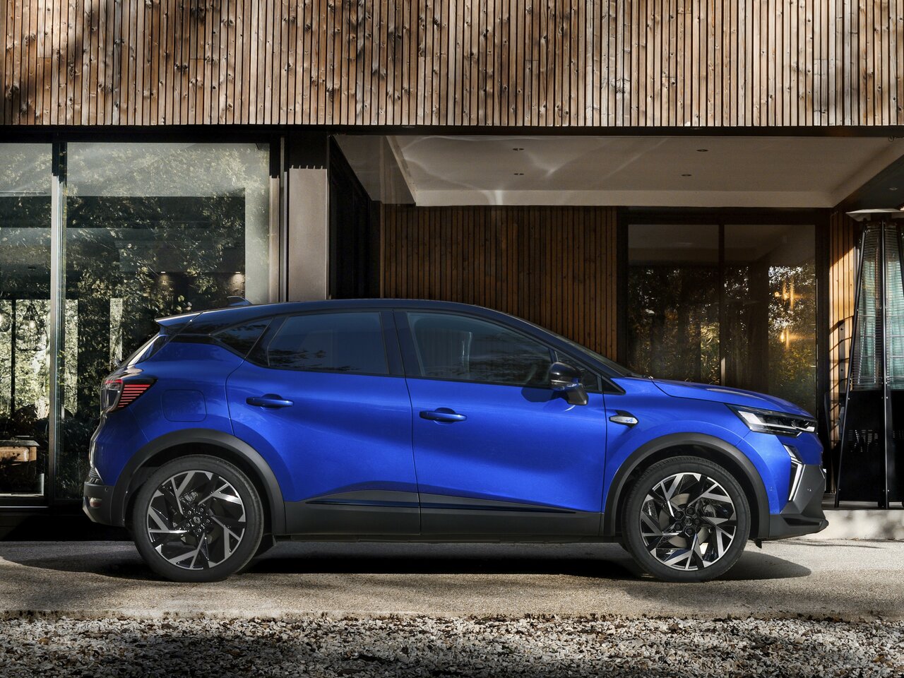 Сравнение Citroen C4 C4X и Renault Captur по характеристикам, стоимости ...