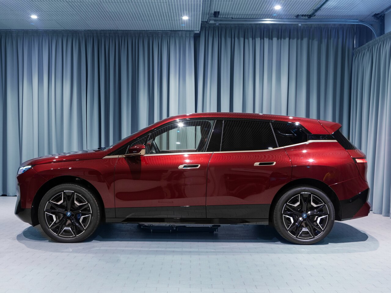 Сравнение BMW i5 eDrive35l и BMW iX 50 по характеристикам, стоимости ...