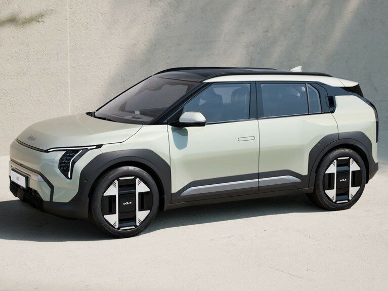 Сравнение Kia EV3 и Suzuki e Vitara по характеристикам, стоимости покупки и обслуживания. Что ...