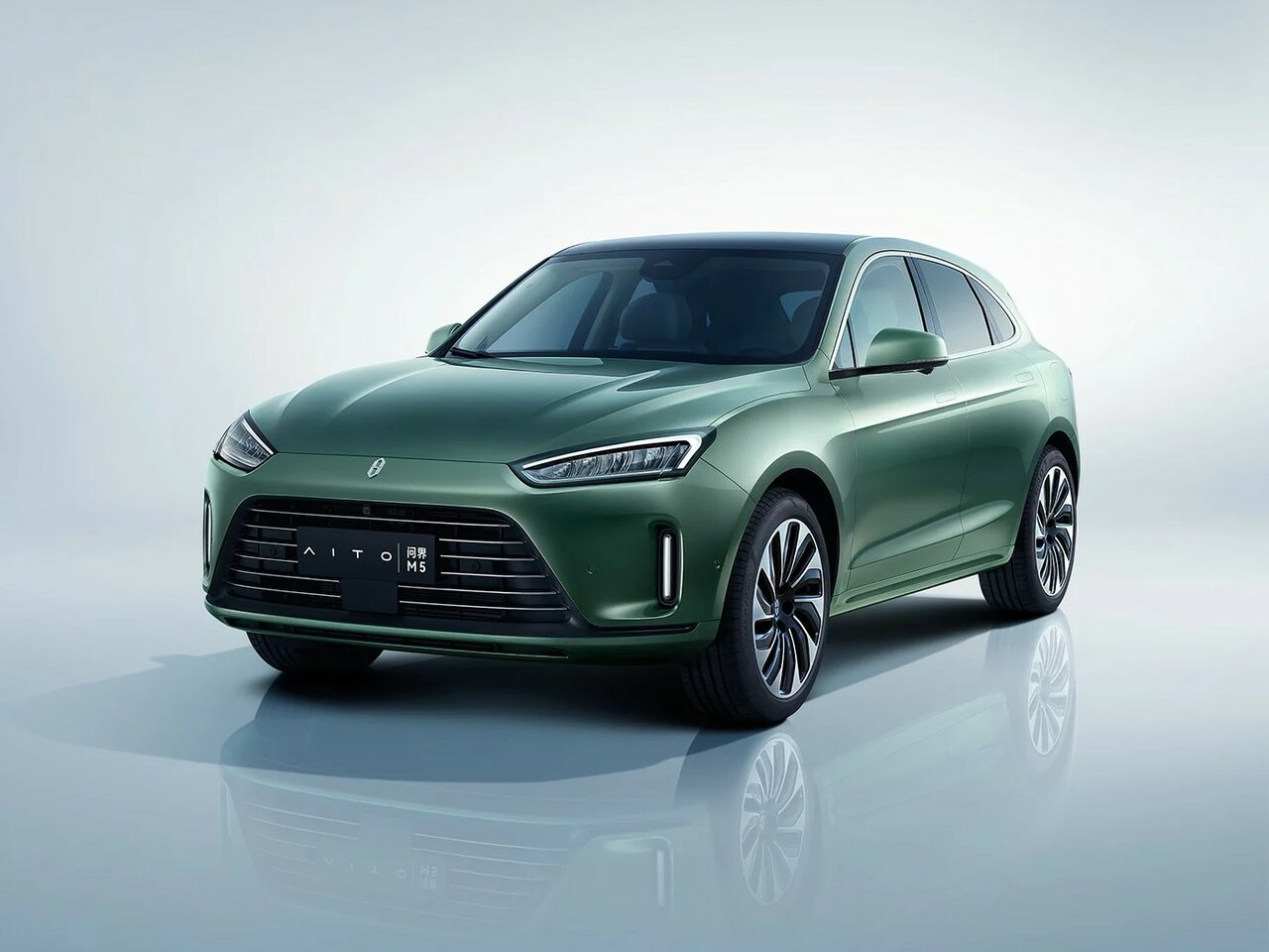 Сравнение Aito M5 и BMW New Class CS по характеристикам, стоимости покупки и обслуживания. Что ...