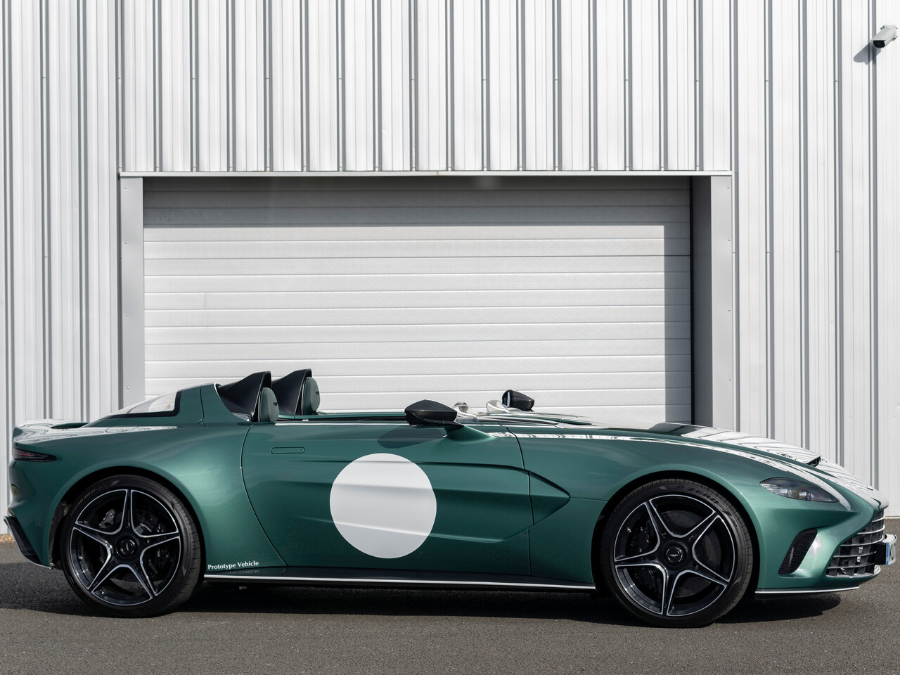 Сравнение Aston Martin V12 Speedster и Aston Martin Virage Vantage по ...