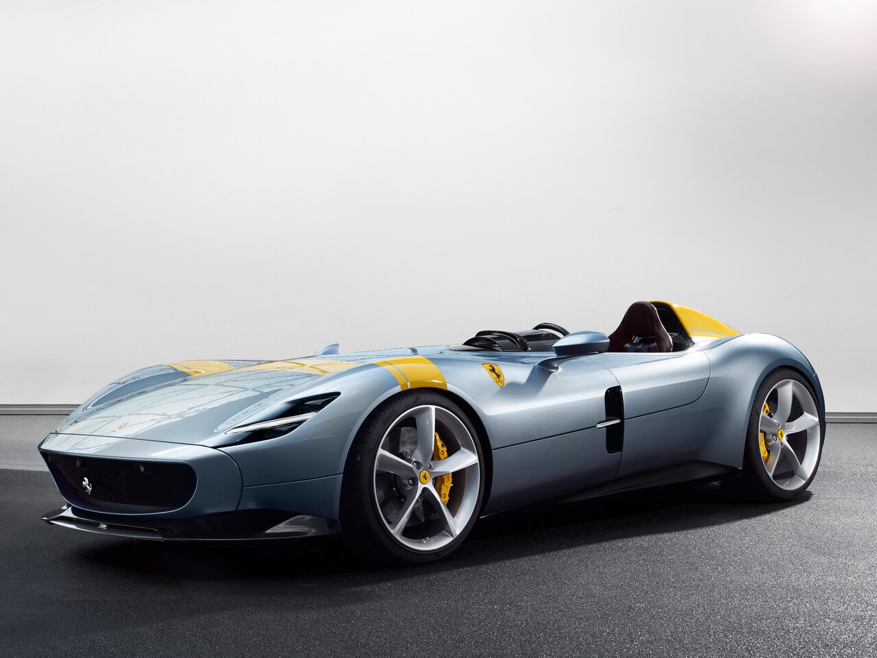 Сравнение Ferrari Monza SP и McLaren W1 по характеристикам, стоимости ...