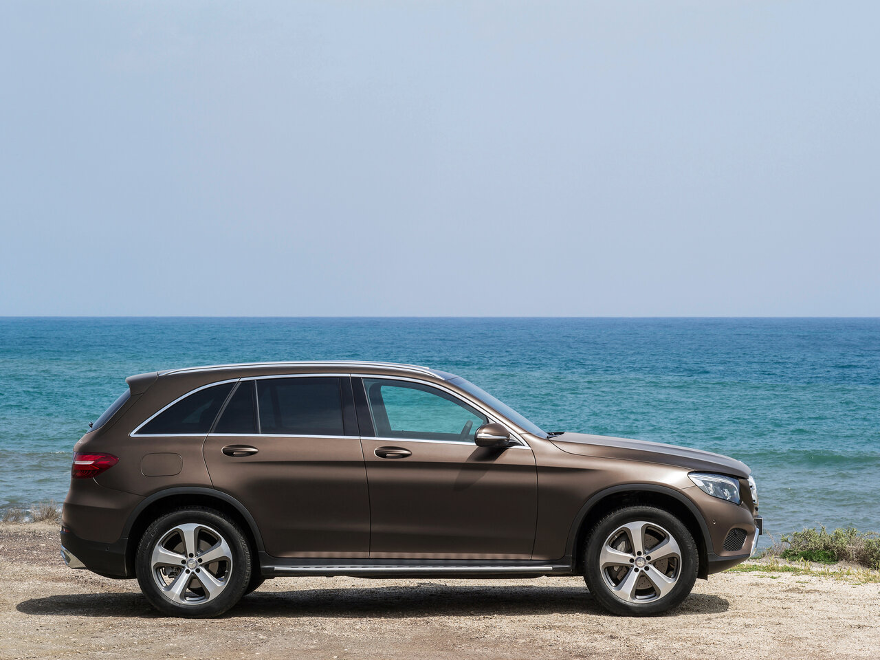 Сравнение Audi Q8 e-tron 55 и Mercedes-Benz GLC 350 по характеристикам ...