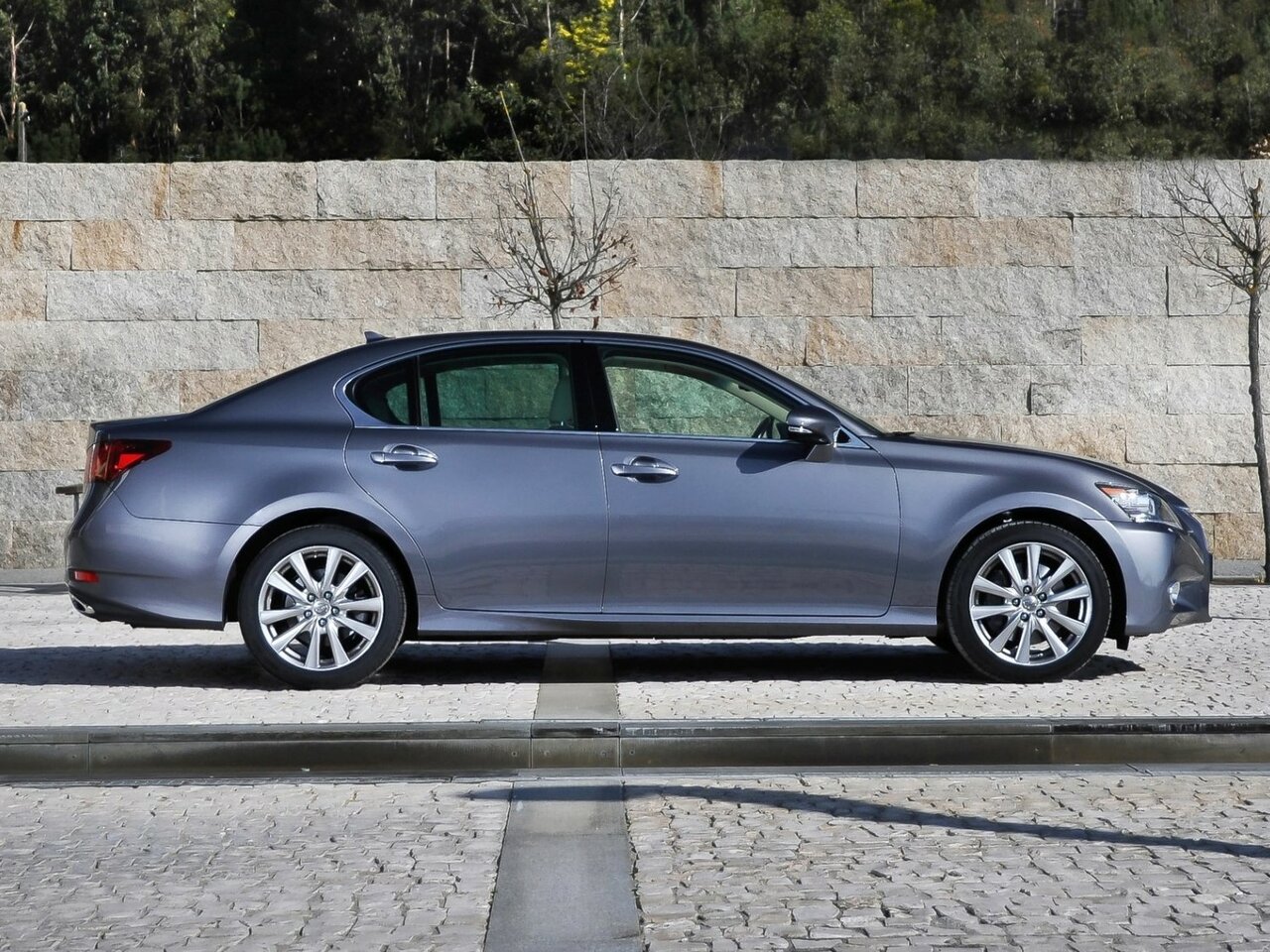 Сравнение Lexus ES 250 и Lexus GS 250 по характеристикам, стоимости ...