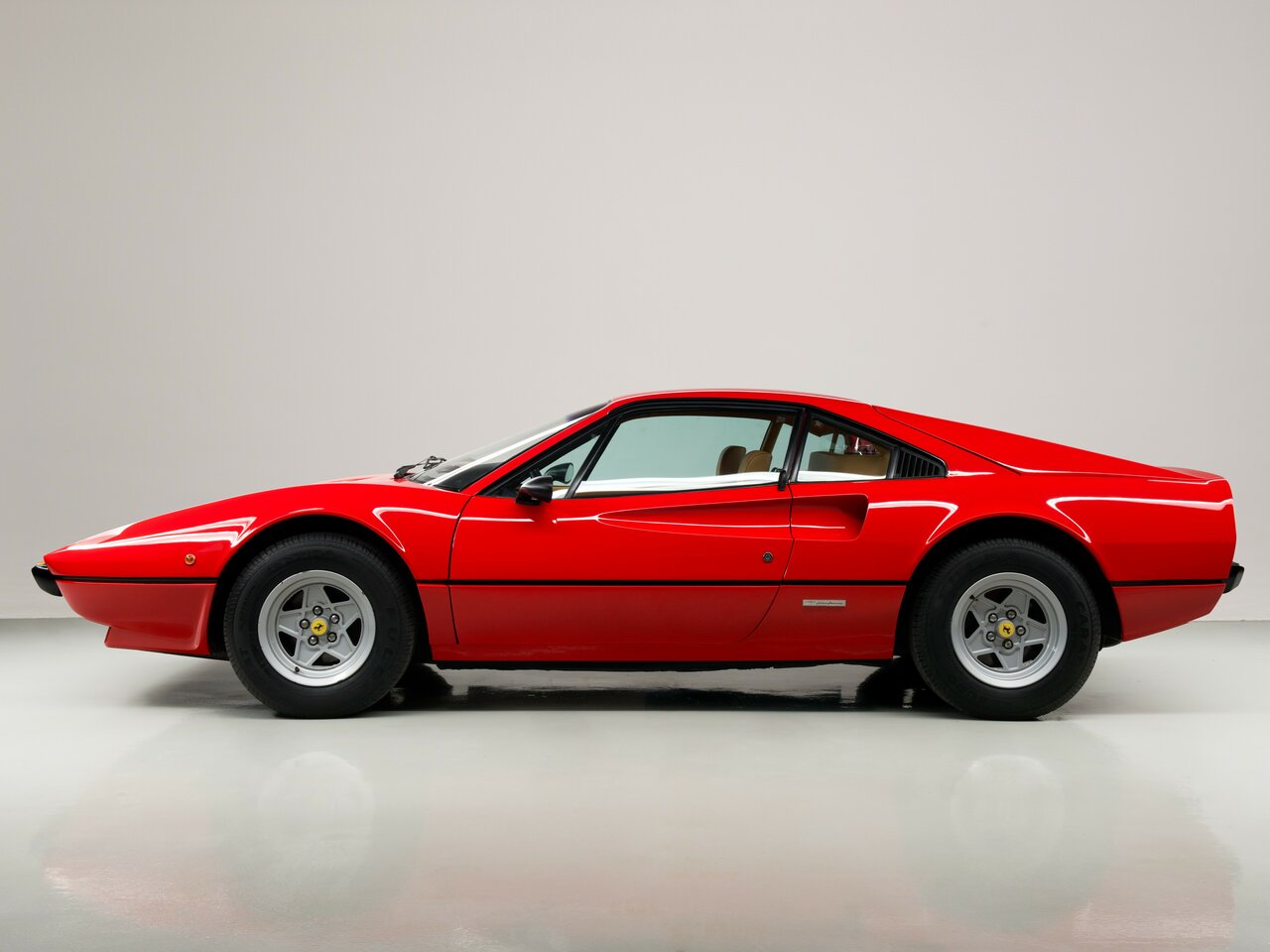 Сравнение BMW Nazca и Ferrari 208/308 208 GTB по характеристикам ...