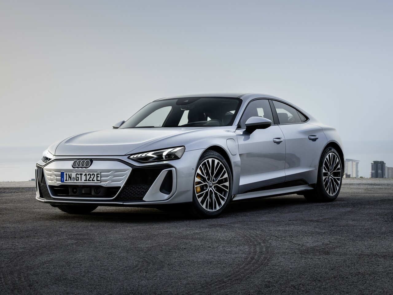 Сравнение Audi S e-tron GT и Denza N9 по характеристикам, стоимости покупки и обслуживания. Что ...