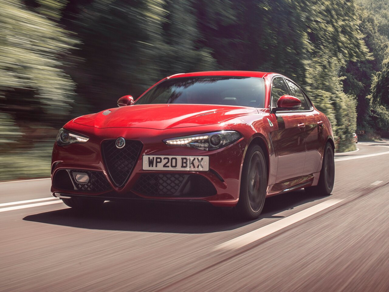 Сравнение Alfa Romeo Giulia Gtam и Weltmeister Ex5 520 по