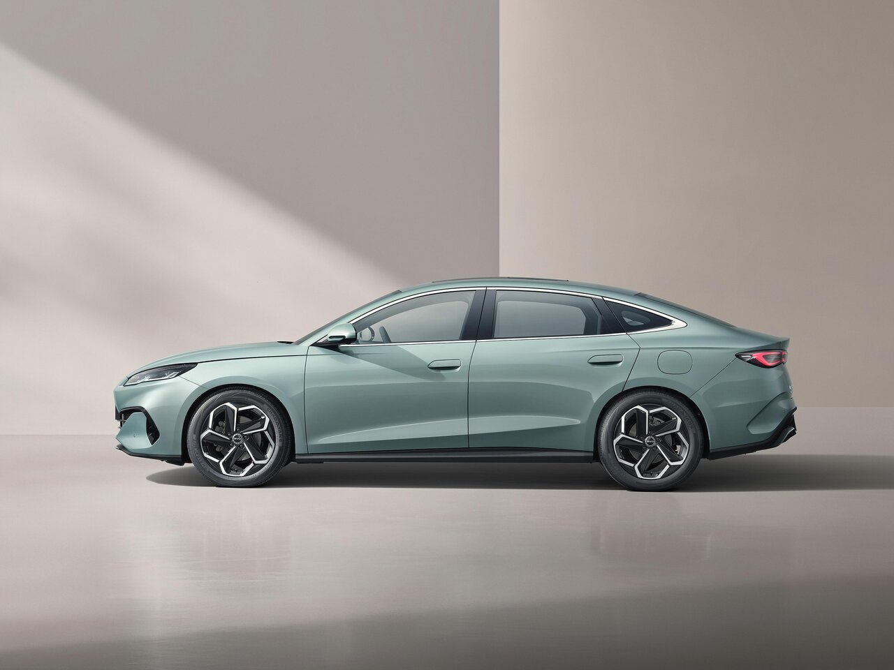 Сравнение BMW X6 40i и BYD Seal 06 по характеристикам, стоимости ...