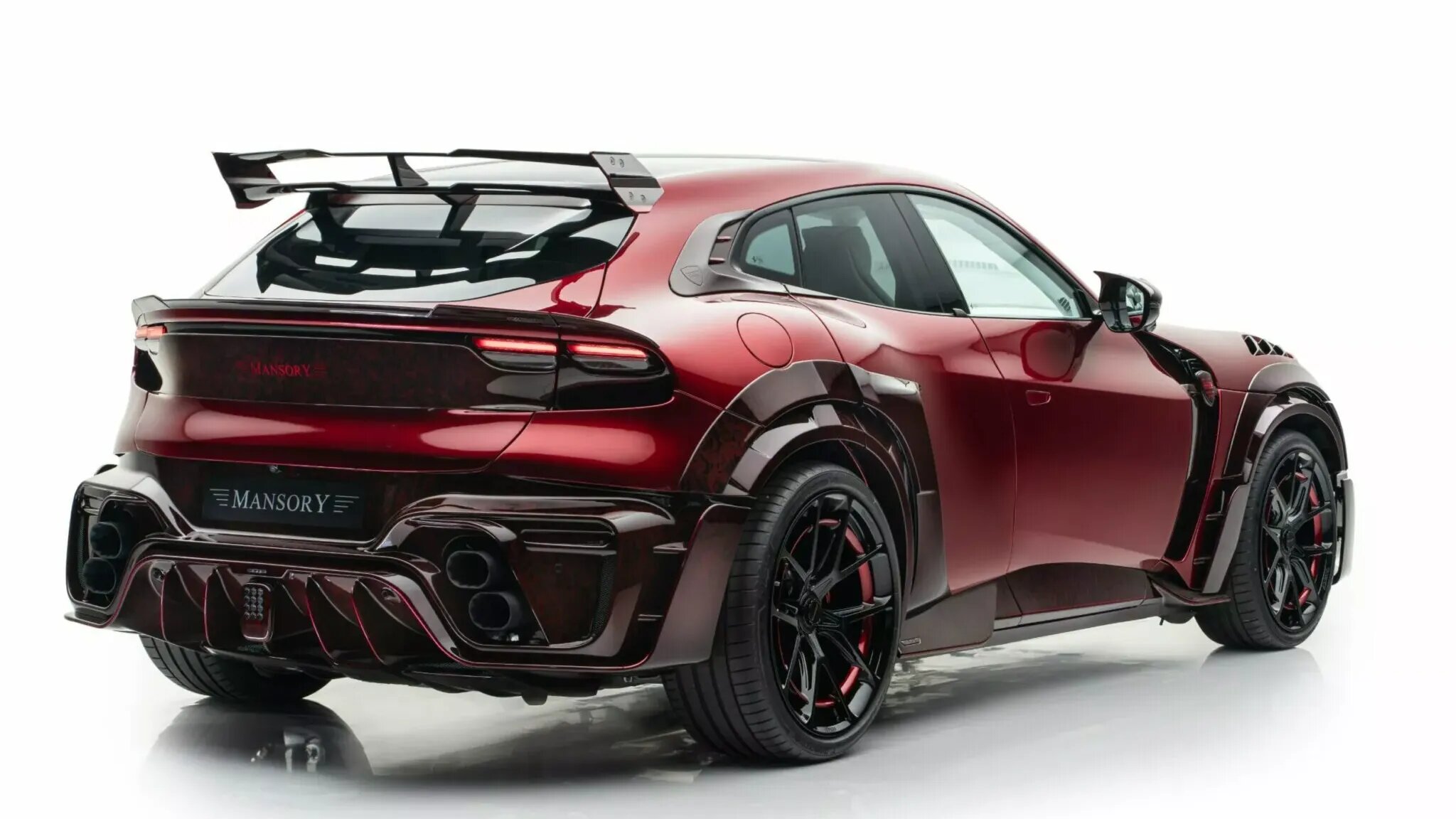 В Mansory сделали Ferrari Purosangue для людей с нетрадиционным вкусом: его назвали Pugnator