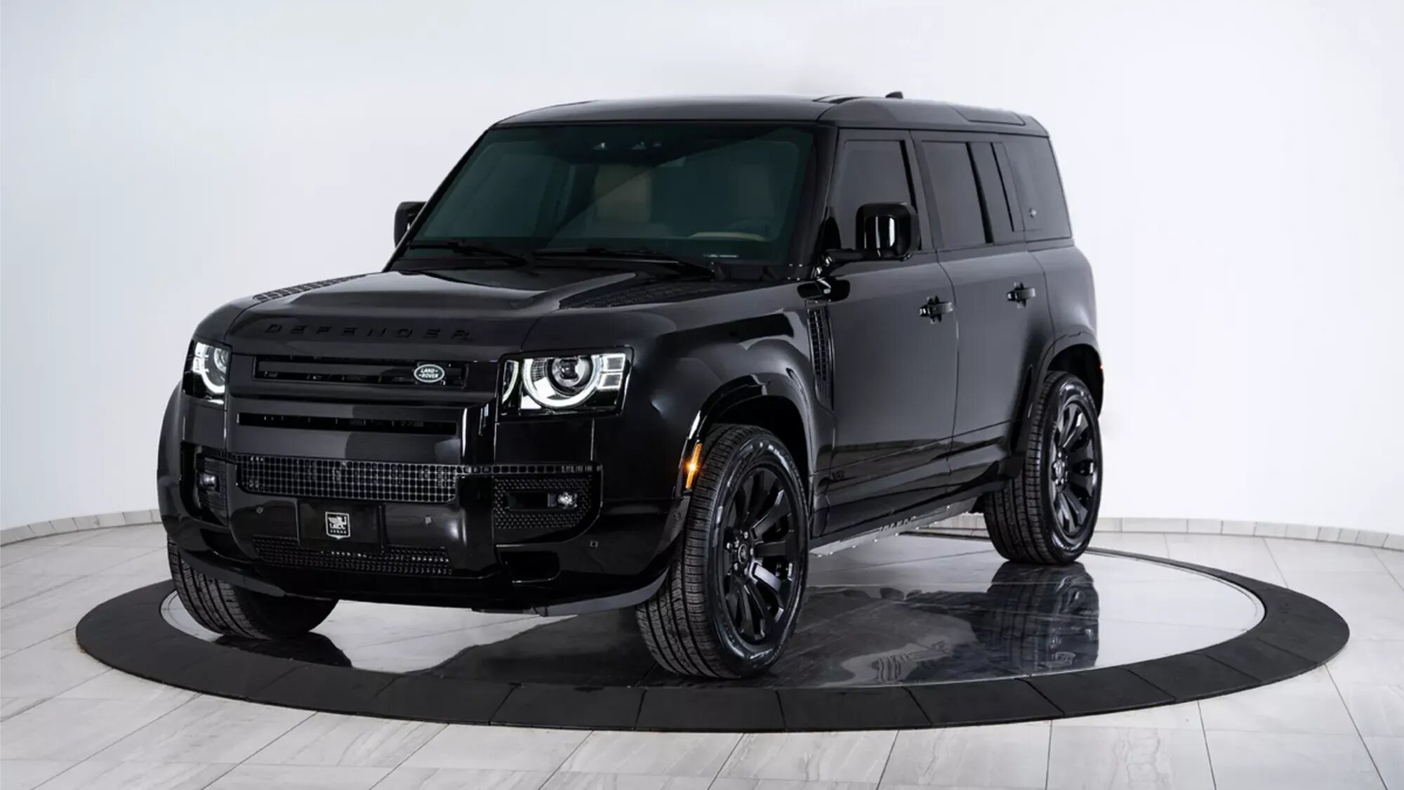 Land Rover Defender скрытно защитили от выстрелов и взрывов