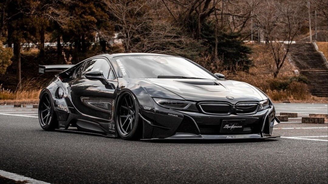 Уже снятый с производства BMW i8 получил дикий обвес от Liberty Walk