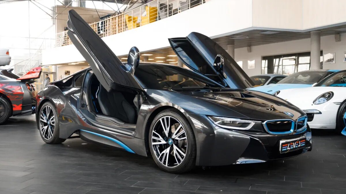 В России продают шестилетний BMW i8 без пробега всего за 8,5 миллиона рублей