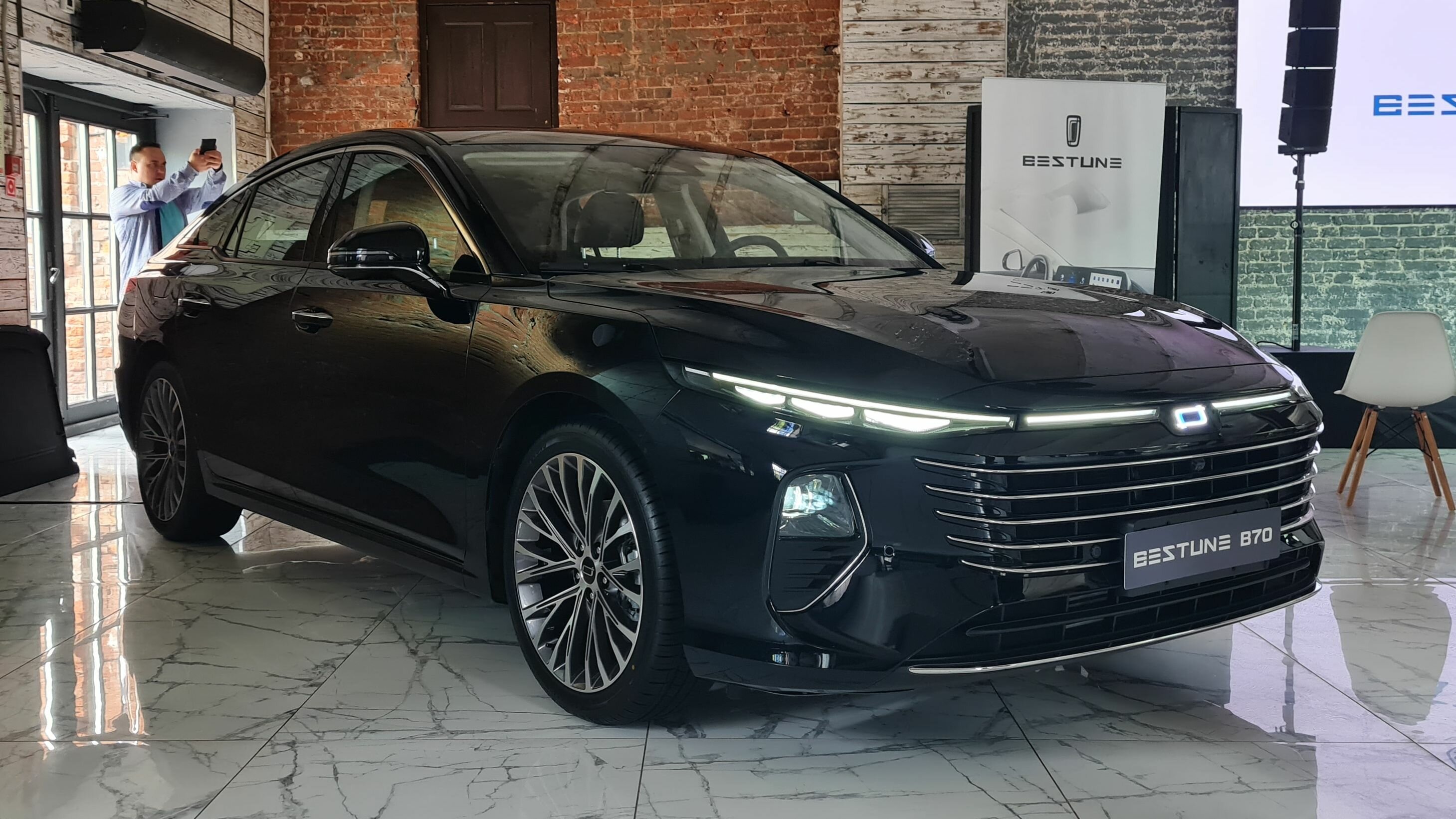 FAW представил в России обновлённый лифтбек Bestune B70, до конца года появится кроссовер T90