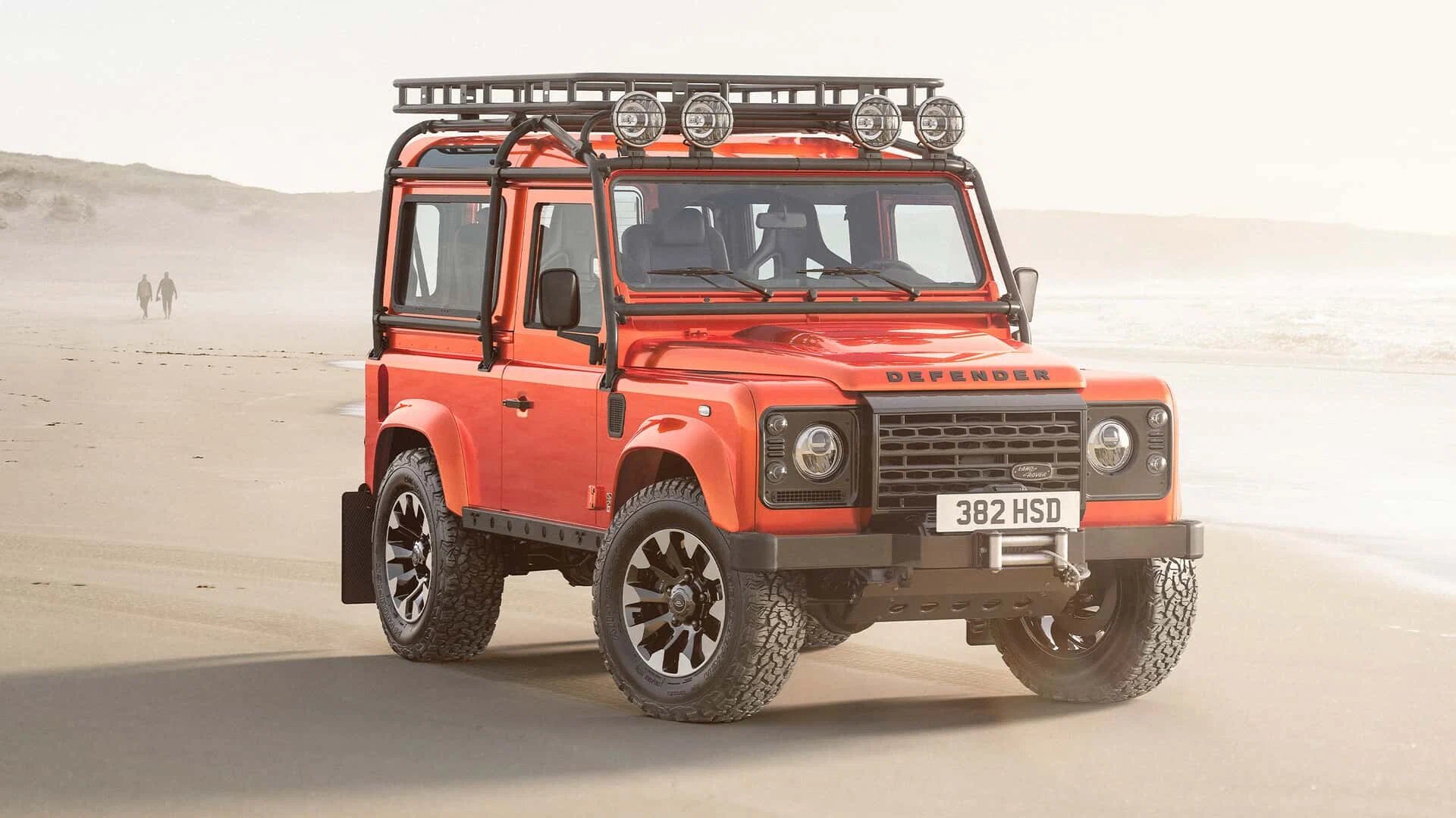 Классический Land Rover Defender вышел в виде заводского рестомода