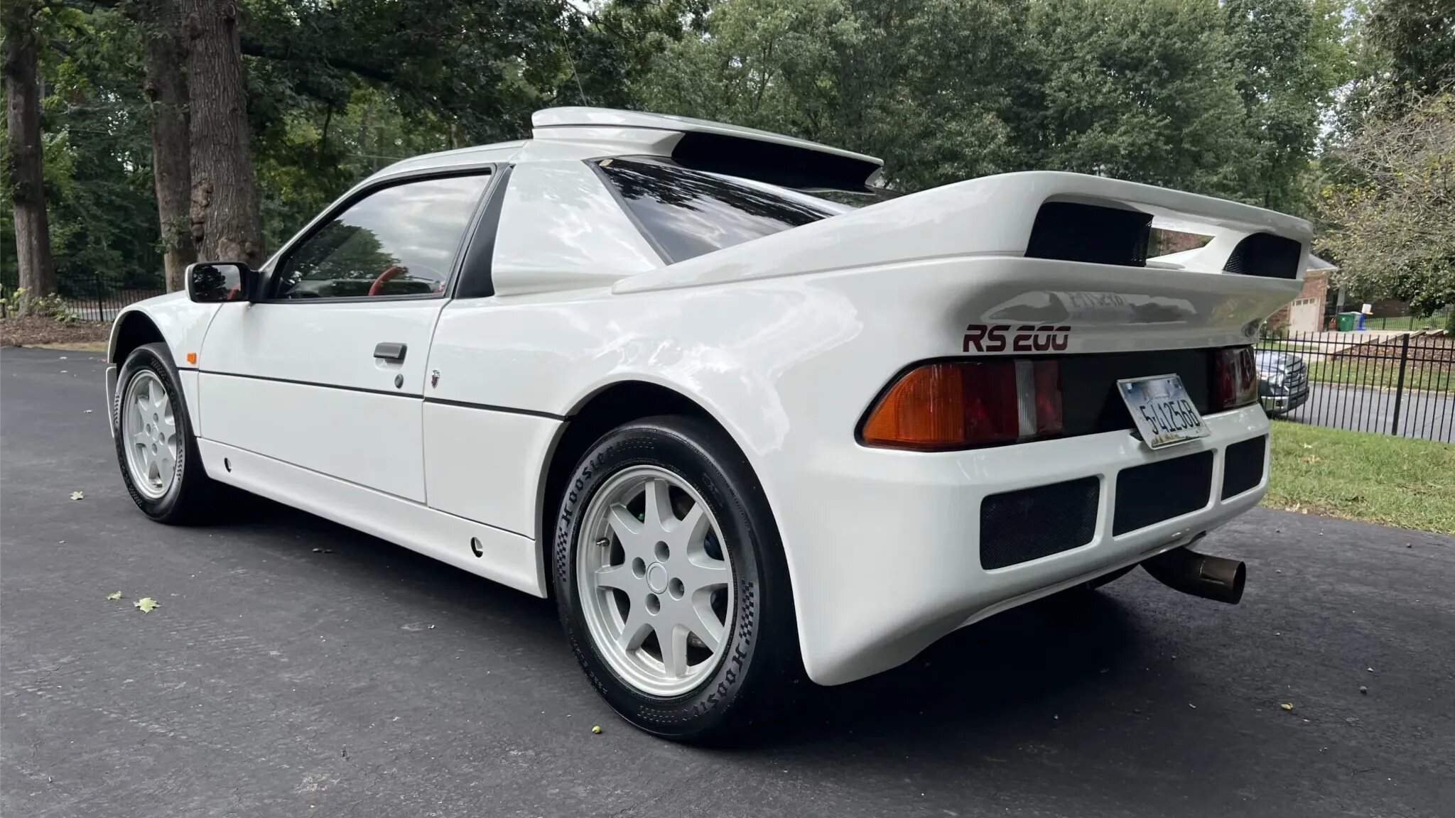 Один из 24 существующих суперкаров Ford RS200 Evo выставили на аукцион