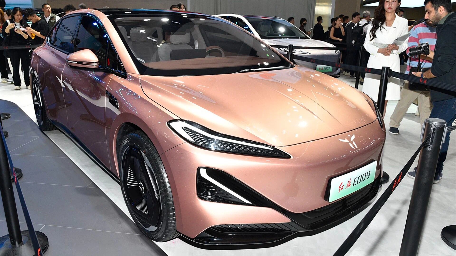 Среднеразмерный электроседан Hongqi Tiangong 05 показали на официальных фото