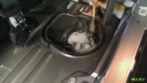 Видео Снятие топливного фильтра mitsubishi ASX 1.6 (Removing the fuel ...