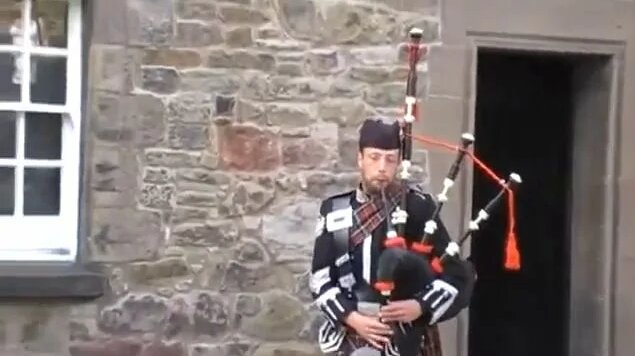Scottish Piper Playing Bagpipes Music Stirling Scotland - Смотреть ...