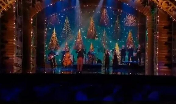 Robbie Williams - Christmas (Baby Please Come Home) live at The Royal ...