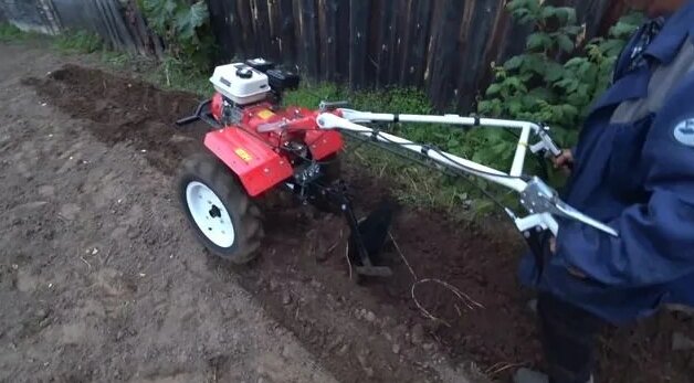 Первый опыт | Пашем плугом мотоблок Brait BR-135ga (7 л.с.) | Купили не настраиваемый плуг ...