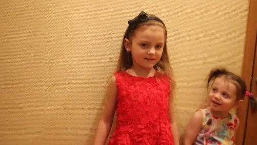 Видео Cute russian little girl is singing and dancing я багиня ...