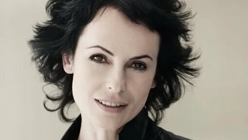 woman fight man strangle him between her legs headscissor death ...