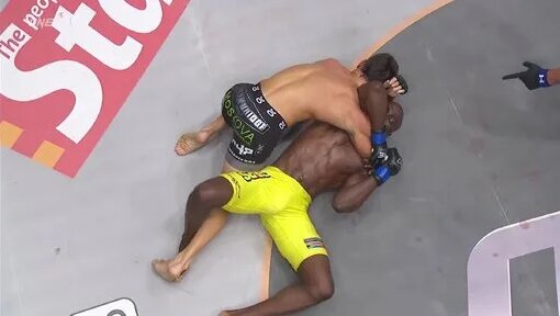 Самый Разнузданный БОЙ Lowen Tynanes vs. Vuyisile Colossa - Смотреть ...