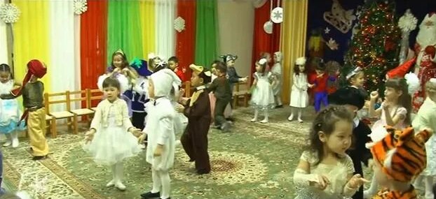 Ну-ка елочка светлей?Песня детская? Танец. Утренник в детском саду ...