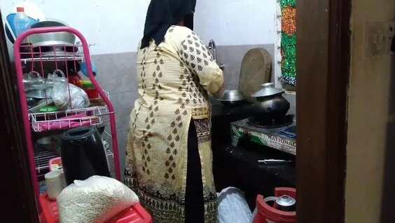 Maman est baisée durement par son beau-fils à l’hôtel