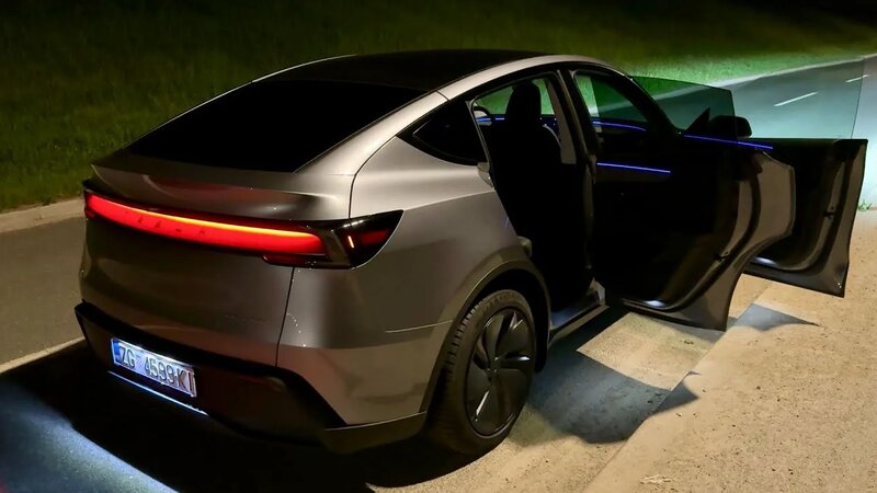 Tesla Model Y Facelift 2025 at night - Impressive indirect reflective ...