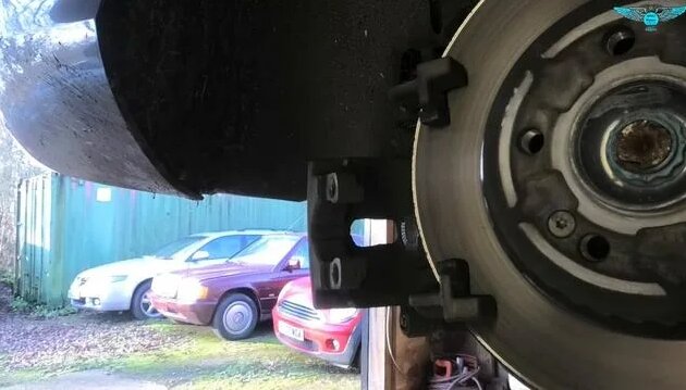 Mercedes C200 2014 w205 rear brake pads removal and replacement ...