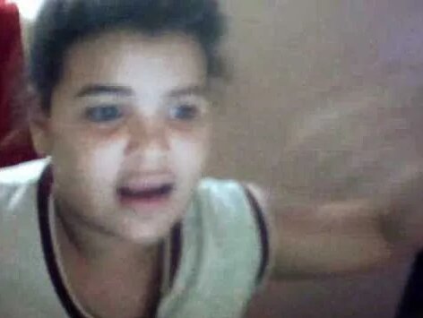 Menina se exibindo na web cam se da mal